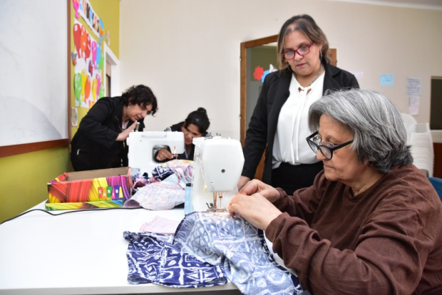 Capacitan en el uso de máquinas de coser a los residentes del hogar ...