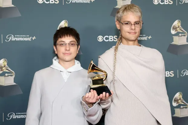 Ca7riel y Paco Amoroso ganan el Grammy a Mejor álbum de rock latino con ...