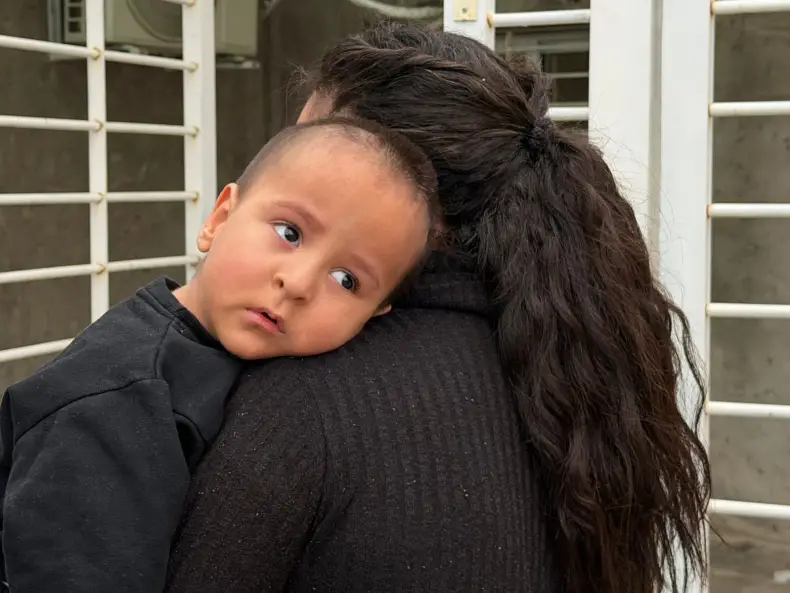 Mateo muestra mejoras tras su rehabilitación y su familia impulsa una ...